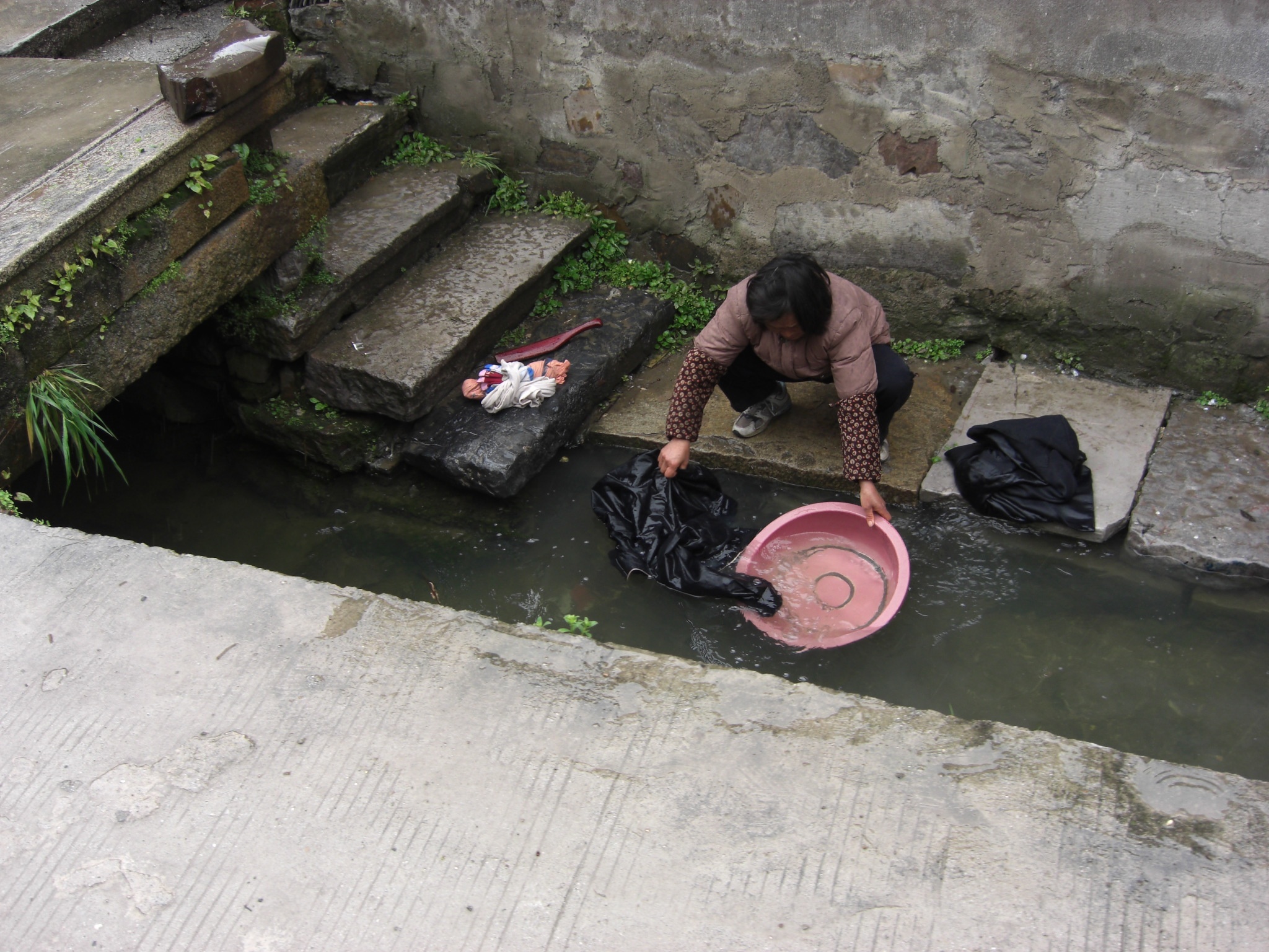 Still do traditional Laundry in the billage - Seven Cups